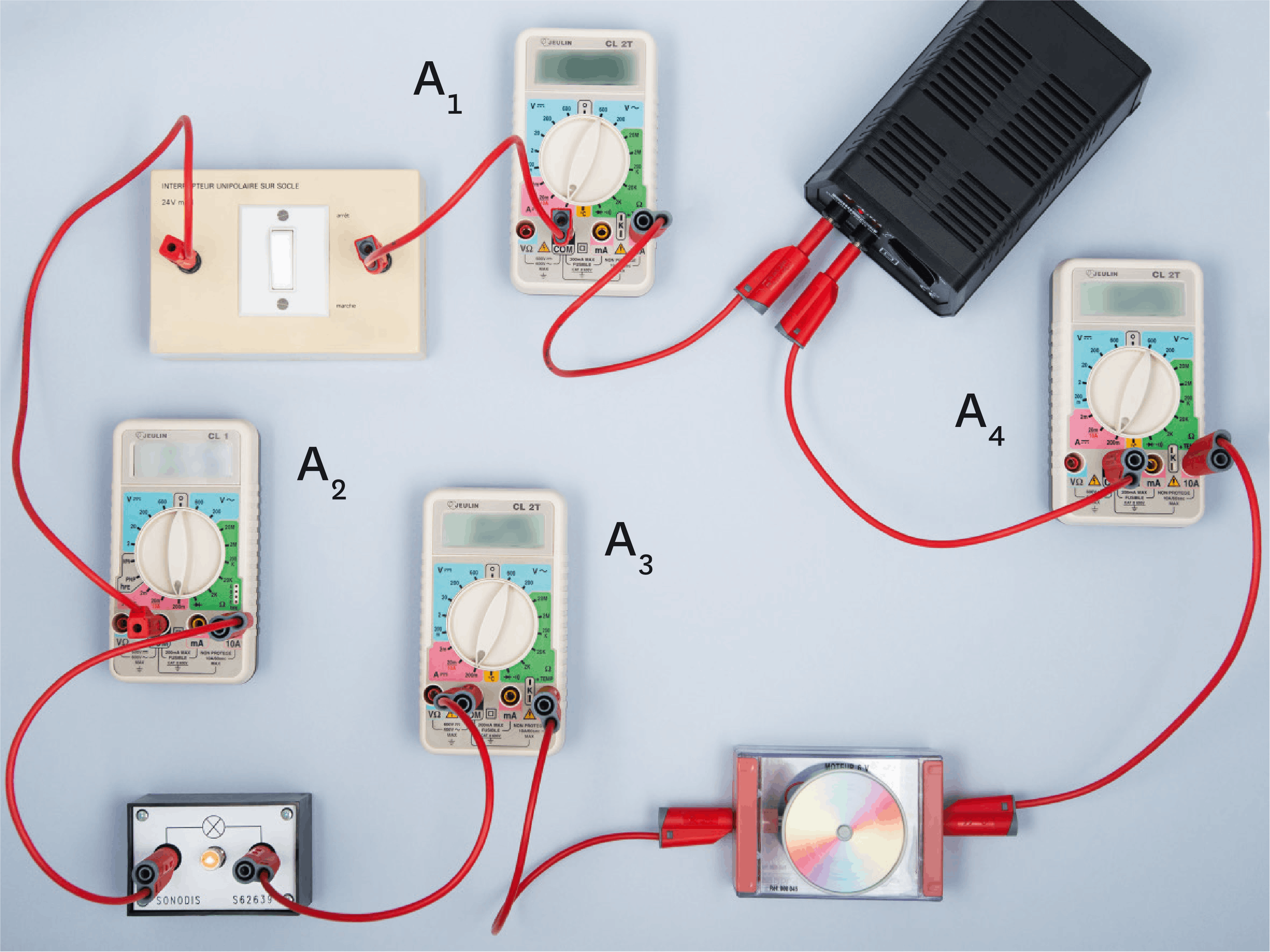 Cela correspond respectivement à l'intensité nominale et la tension ...